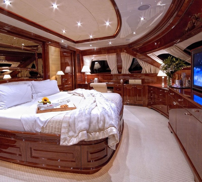 AURA Yacht Charter Details, Benetti | CHARTERWORLD Luxury Superyachts